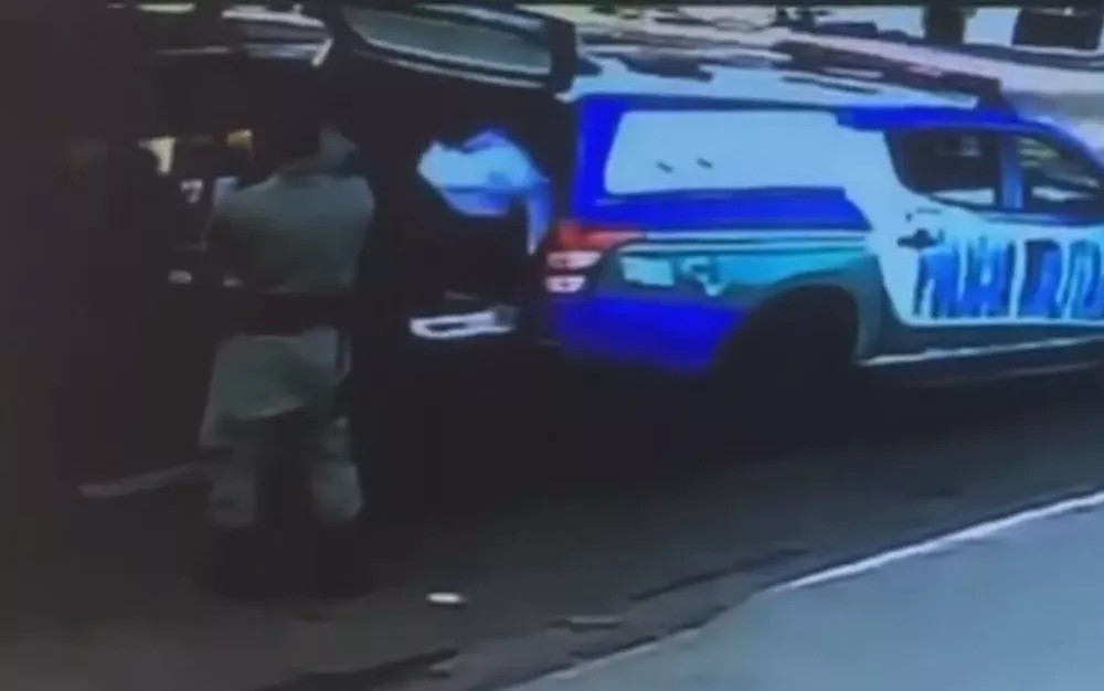 Laudo aponta que jovem filmado ao ser colocado em viatura por PMs ... Laudo aponta que jovem filmado ao ser colocado em viatura por PMs ...