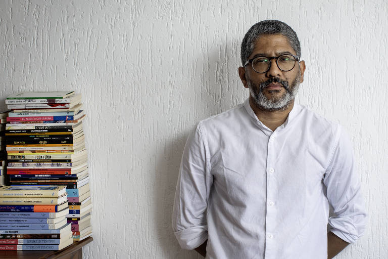 Conheça o novo livro de Jeferson Tenório que reflete sobre as cotas ...